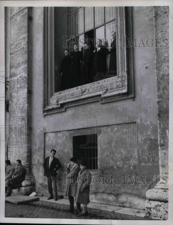 1958 Press Photo Catholic Priests standing on windowsill in Vatican Ci ...