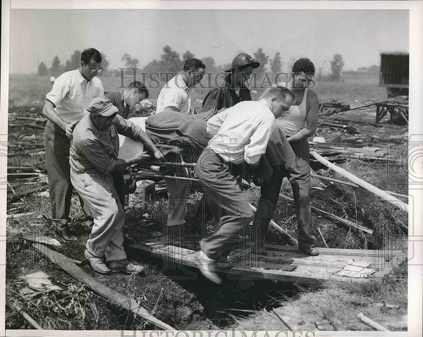1954 Firemen at Melrose Fireworks Company in Chicago after explosion ...