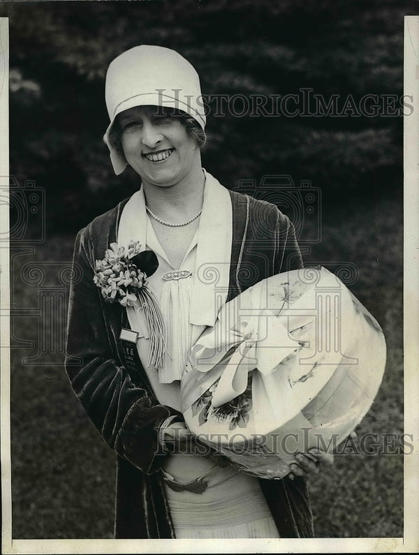 1929 Miss Mary Stewart & box of candy for Mrs Hoover - Historic Images