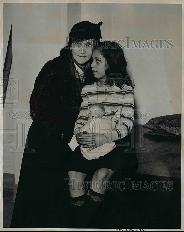 1934 Press Photo Libby Starr and granddaughter Constance Brock in cust ...