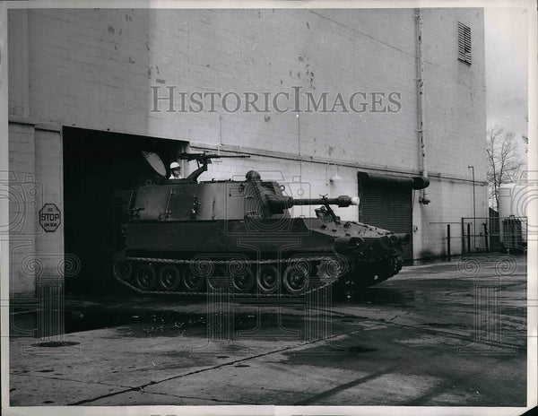 1962 The T195E1 Howitzer leaving ordinance plant - Historic Images