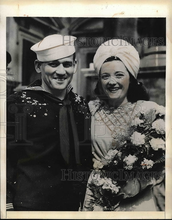 1942 USN, Daniel Smith & bride Peggy Evans in London - Historic Images