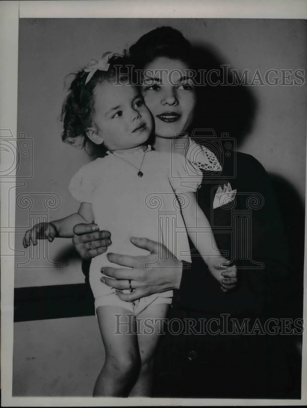1946 Mrs. Milligen Baughman, Daughter Lynn, Sues Husband - nea57726 ...