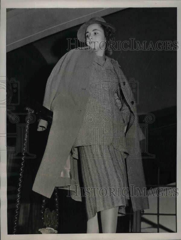 1938 Press Photo Margaret Hurran Models Tweed Suit at Ritz-Carlton Hot ...