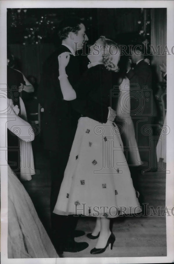 1952 Press Photo Billy Wallace dances with Sharman Douglas at the Char ...