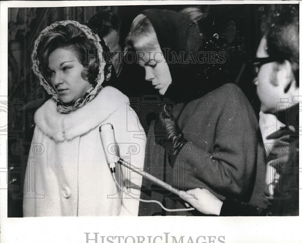 1969 Press Photo Mrs Bonnie Singleton & Mrs Paula Hartness Await News ...