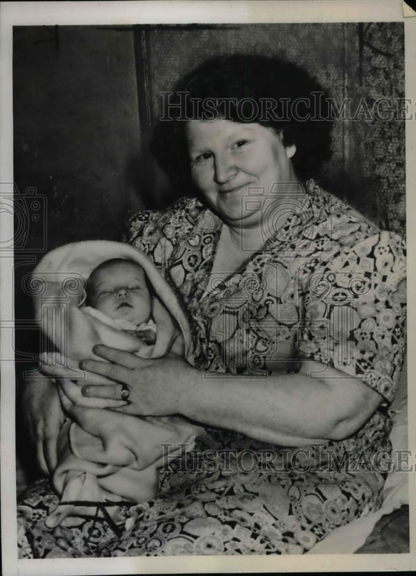 1938 Press Photo Mrs. Virginia Marguerite Heil with her 24th child, Pa ...