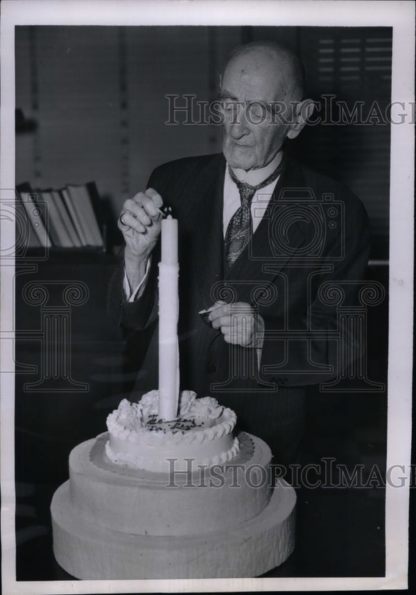 1953 Press Photo Dr Maurice J. Lewi, pres of L.I. Univ Coll of Podiatr ...