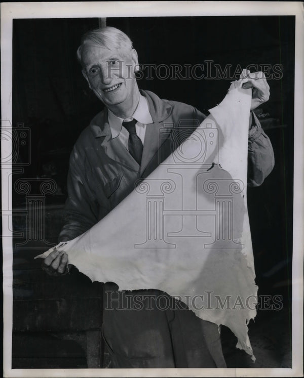 1948 William Hellwig leather worker - Historic Images