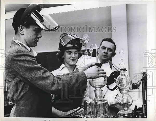 1958 High School Science Students Conducting Experiment - Historic Images