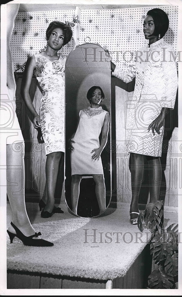 1967 Jo Gilmore, Teresa Middleton, Mayre Rose at modeling studio ...