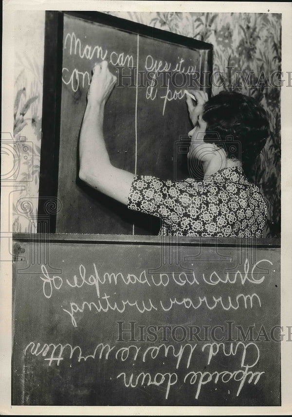 1939 Mrs Ruth Roff of Columbus, Ohio writes with both hands - Historic ...