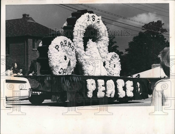 1962 Parma Day Parade Float with PEACE and USA - nea72961 - Historic Images