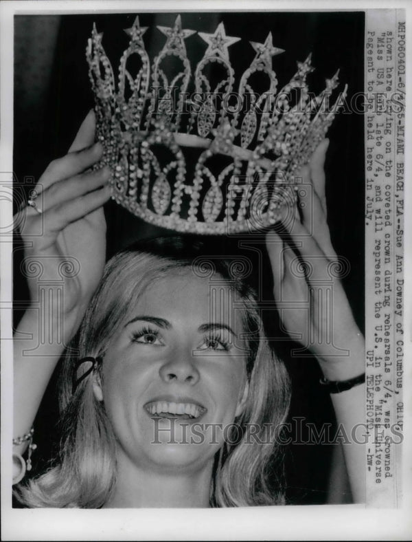 1955 Sue Ann Downey crowned "Miss USA' in Miamia Beach, Fla. - Historic ...