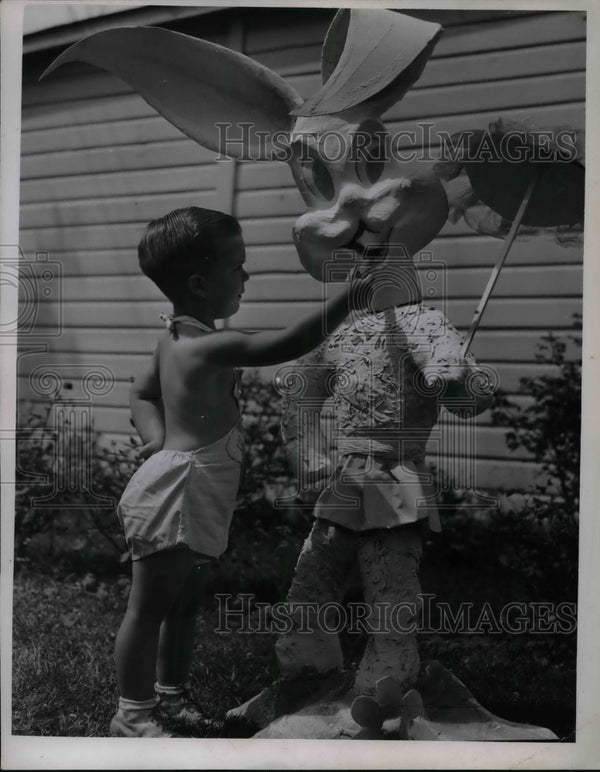 1946 David Shuttera, 3, with a bunny - Historic Images