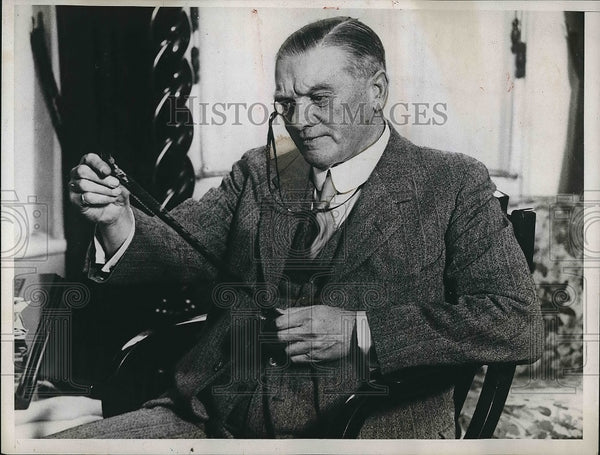 1934 Mr Edward Shortt Of England Viewing A Film Strip - Historic Images