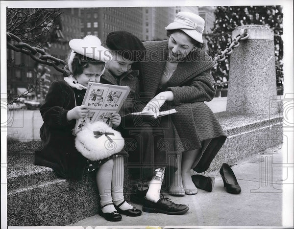 1958 Mrs. Gloria Uhrig with their children Paula and Jack - Historic Images