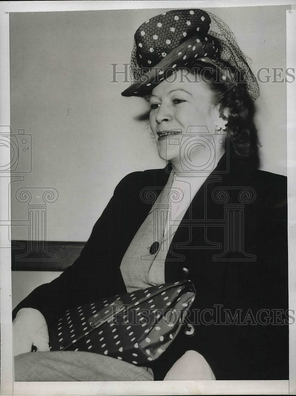 1944 Mrs Mildred Thomas at court for drunk driving - Historic Images