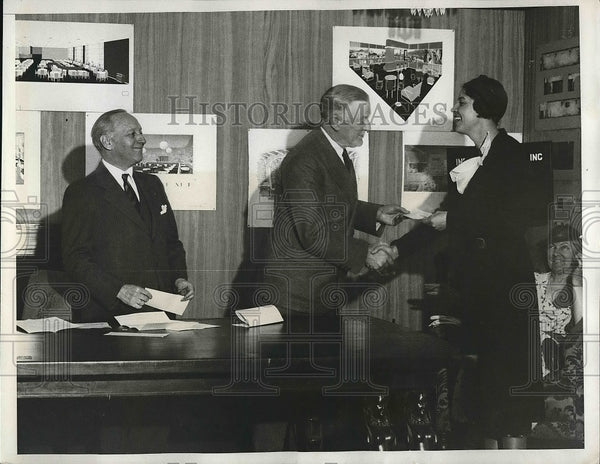 1933 Press Photo Miss. Kate Hall Receives Art Award from Levi & Mulroo ...