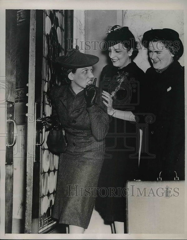 1938 Teachers Rushing In From Counties To Attend Conferences - Historic ...