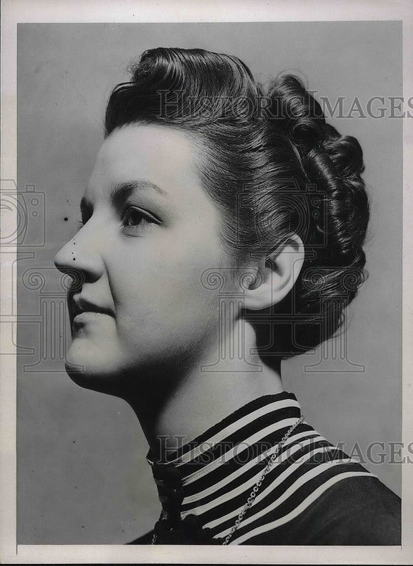 1937 Dorothy Mostel Showing The Miss Detroit Hair Comb - Historic Images