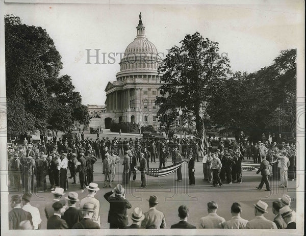 1933 Press Photo Cops fold a flag and marches President Roosevelt and ...