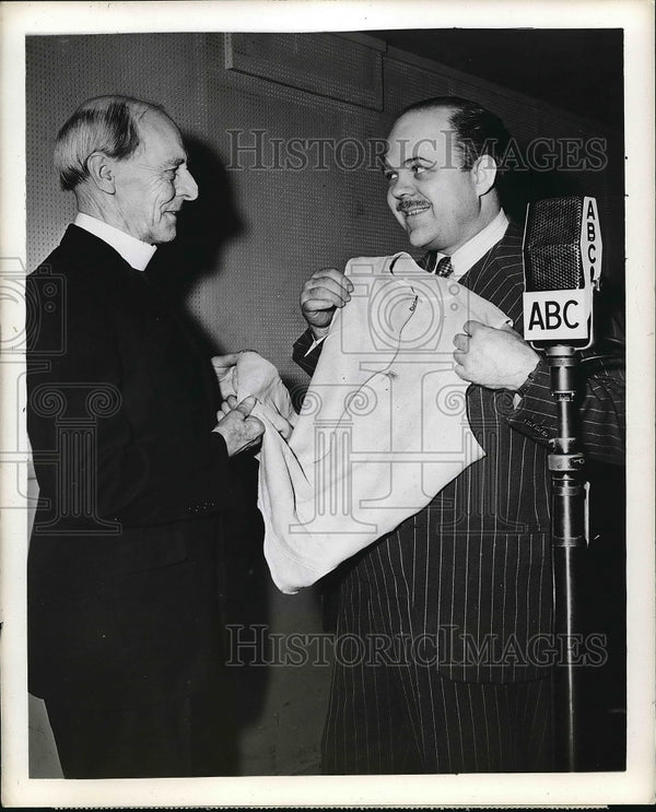 1946 Rev Edward Hunt & Ted Malone on ABC radio show - Historic Images
