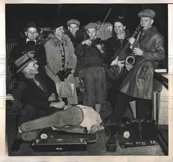 1943 Chester E Travis & his family band members - Historic Images