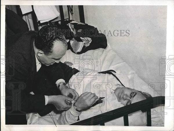 1941 Press Photo Vero Beach, Fla. Dr Dan Quiring treated after a plane ...
