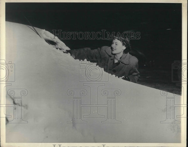 1951 Press Photo paula J Runce clears snow from auto in Minneapolis, M ...