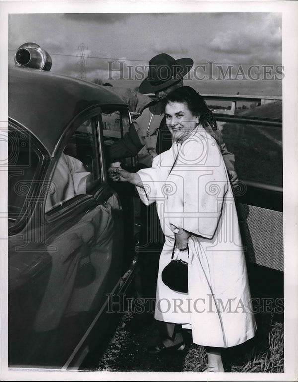 1955 Press Photo Patrolman William Rogge Helps Mrs. Ray Flint Into Car ...