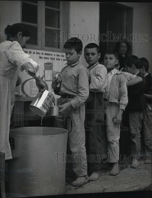 1958 Press Photo Elementary school boys in Columbia waite fro CARE lun ...