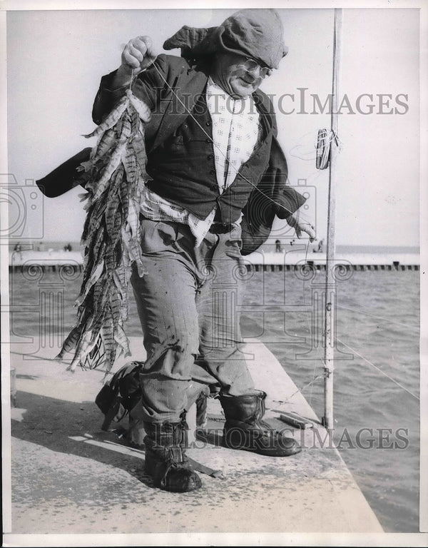 1951 Press Photo Herman Schneider catching perch in Lake Michigan ...