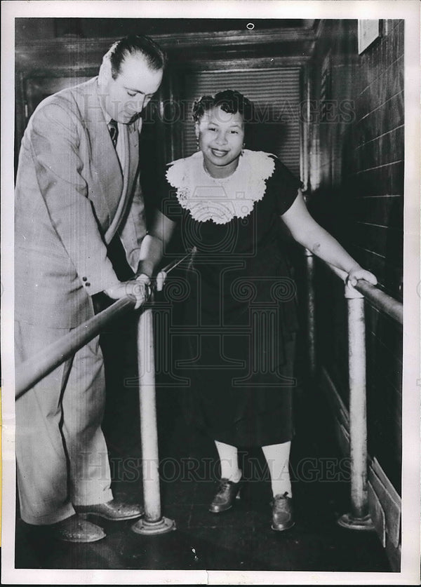 1952 Press Photo William Sobbe helping Dorthy Mac Stevens walk with fa ...