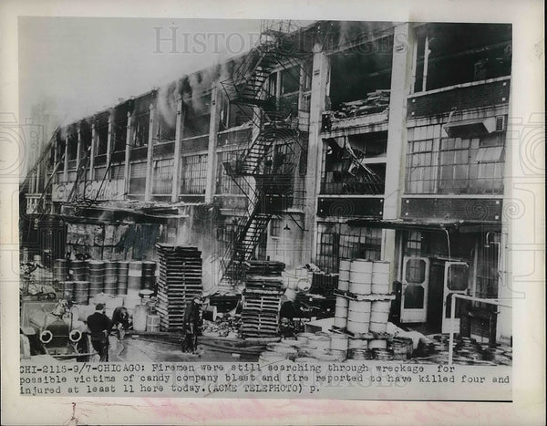 1948 Press Photo Chicago, firemen search candy company after explosion ...