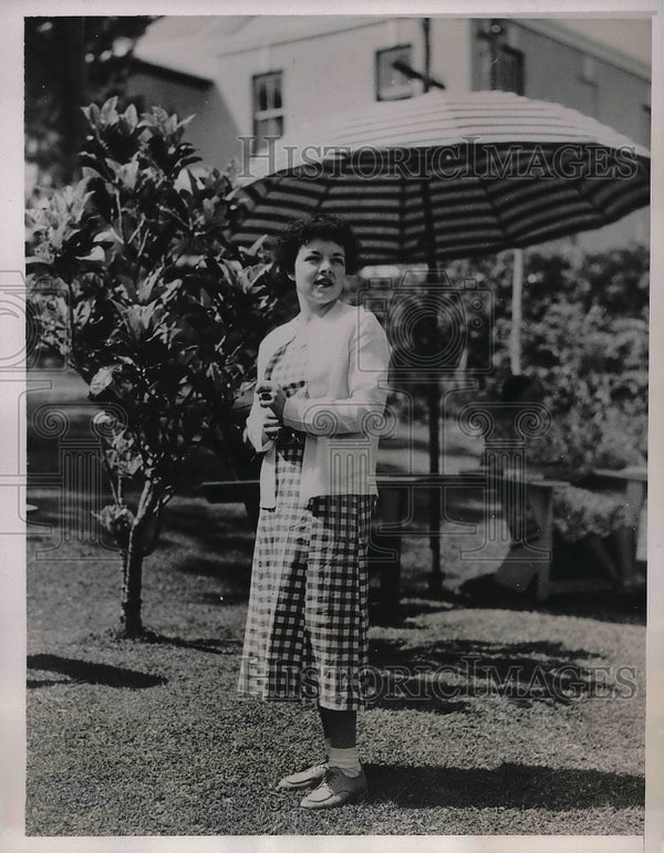 1935 Miss Nancy Robinson vacationing in Bermuda - Historic Images