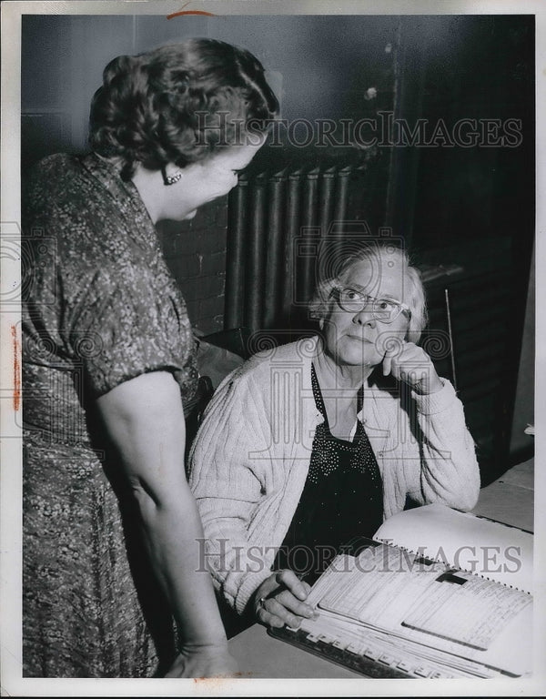 1959 Press Photo Mrs. Rose Geringer & Mrs. Mary Beirne Working Voting ...