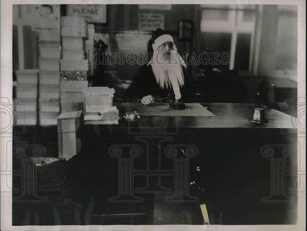 1936 Press Photo Mayor James Wert, Dressed As Santa For Party, Tries C ...