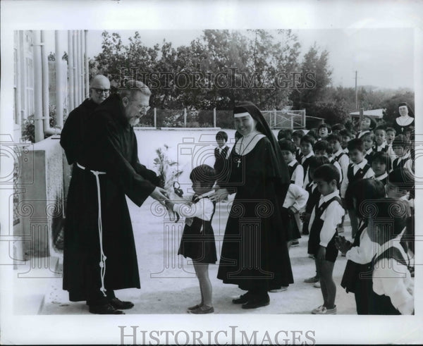 1969 Press Photo Rev. Adrian Holzmeister, Rev. Lucian Drew, Catholic M ...