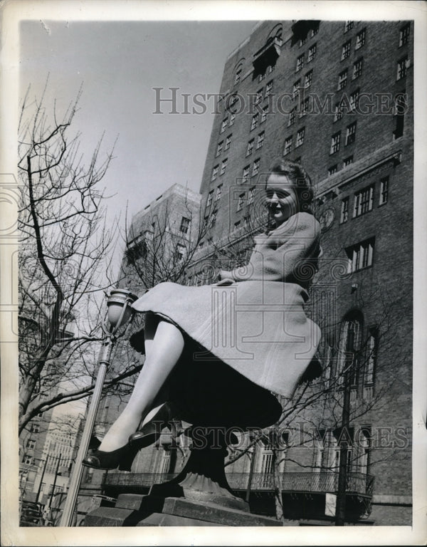 1942 Emelie Jane Collings at Rittenhouse Square - Historic Images