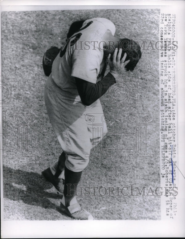 1961 Press Photo Phillies Pitcher Robin Roberts hold his head after ba ...