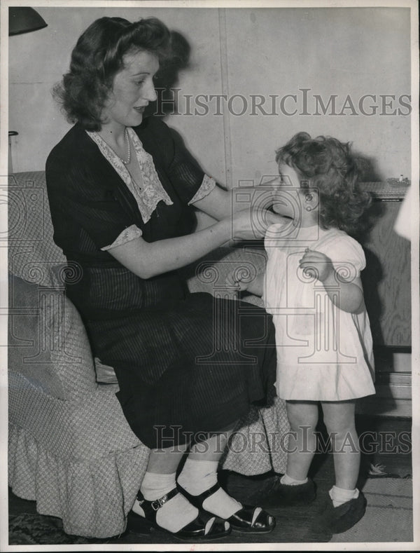 1947 Press Photo Mrs Morris Gordon with her daughter Susan - neb38801 ...