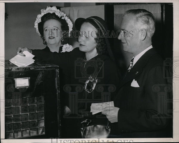 1948 Press Photo Gov.Dwight Green of Illinois cast his ballot in Illin ...