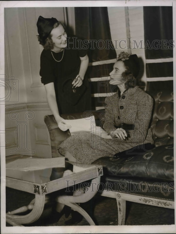 1937 Press Photo Nancy Adams, Elizabeth Stevens at a social luncheon ...