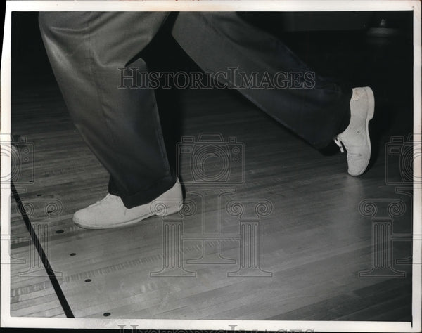 1966 Press Photo Billy Welu Bowling Show Foot Position - Historic Images