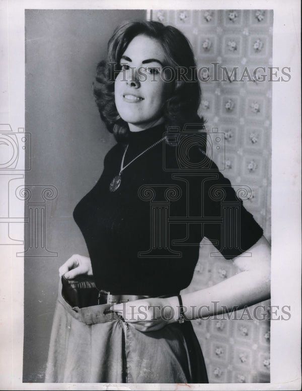 1958 Press Photo Pamela Gant showing skirt she used to fit - Historic ...