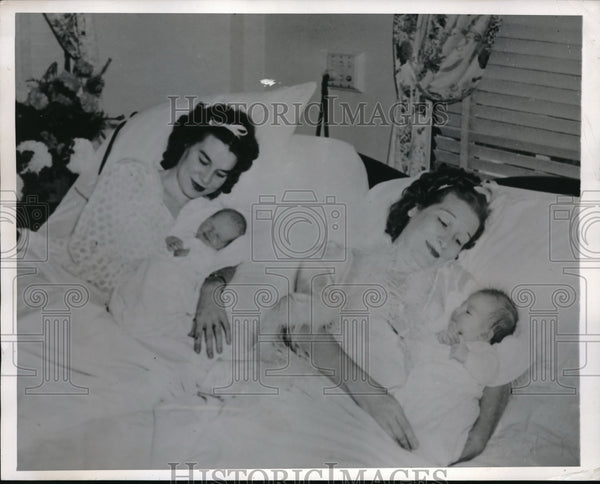 1944 Press Photo Grover Amazon and wife Mrs. Alvin C. Arnold babys - n ...
