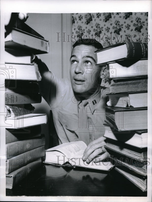 1955 Press Photo Capt Richard McCutchen of the Marine Corps at his hom ...