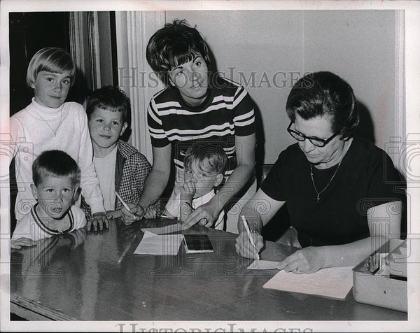 Press Photo Mrs. W. O'Brien and Children, Mark Petric at Wickliffe Cit ...