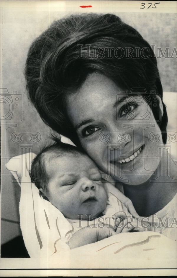 1966 Press Photo Miss America Lynda Lee Meade with her first child, a ...